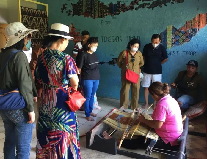 Rumah Tenun Baku Peduli: Melestarikan Tenun, Menghidupi Penenun – Sunspirit