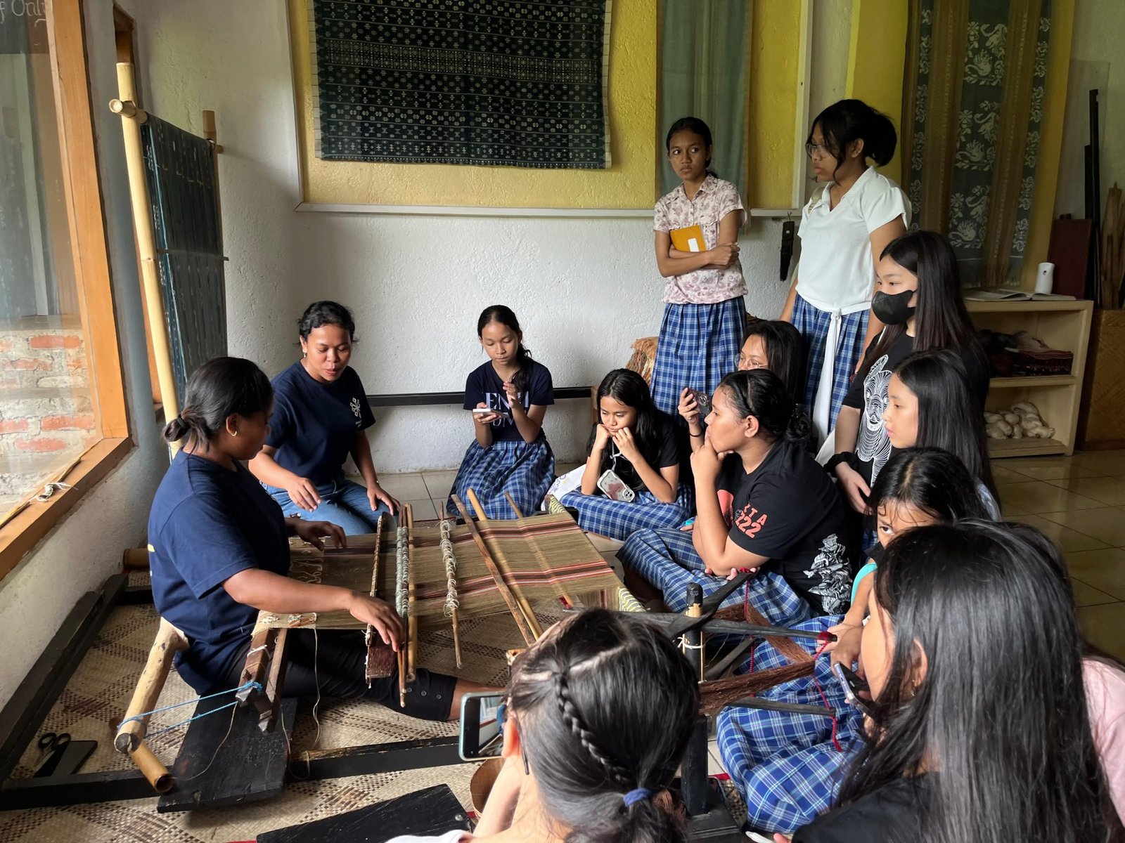 Belajar Warisan Tradisi Tenun NTT Bersama Sekolah Lentera Harapan ...